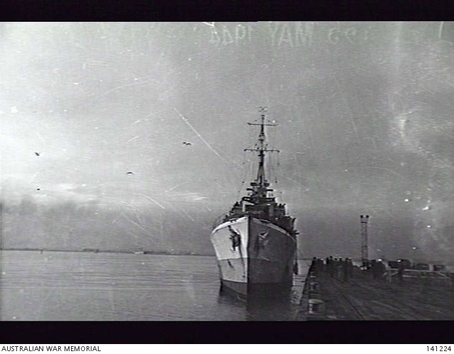 Melbourne, Vic. 1944-05-25. HMAS Quiberon, a RAN vessel, tying up at ...