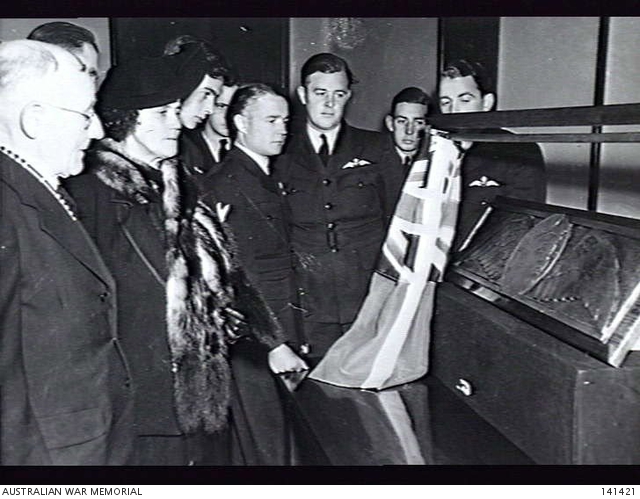 Melbourne, Vic. 1944-07-08. Admiring the Keith Truscott Memorial after ...