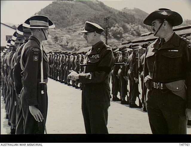 Hiro, Japan. 1952-05-26. Lieutenant General Rowell talking to Private R ...