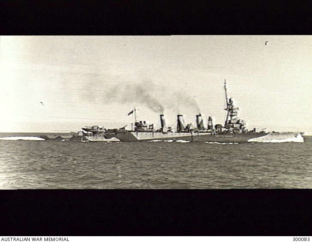 STARBOARD SIDE VIEW OF THE CRUISER HMAS ADELAIDE AT SPEED. SHE IS SHOWN ...