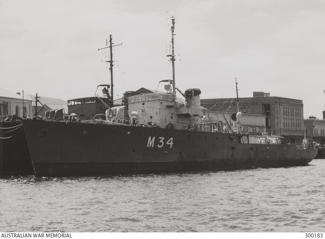 GARDEN ISLAND, NSW. 1949-12-12. PORT BOW VIEW OF BATHURST CLASS ...