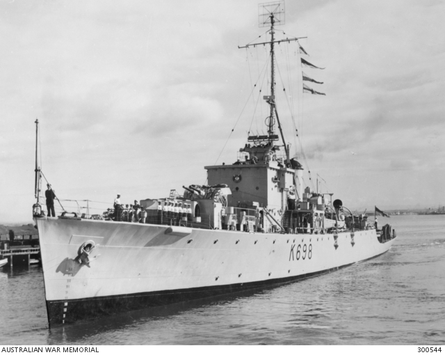 WILLIAMSTOWN, VIC. C.1948. PORT BOW VIEW OF THE RIVER CLASS FRIGATE ...