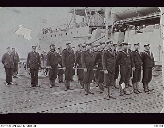 PORT MELBOURNE, VIC. C.1912. HMAS (EX HMS) ENCOUNTER'S FIELD GUN CREW ...