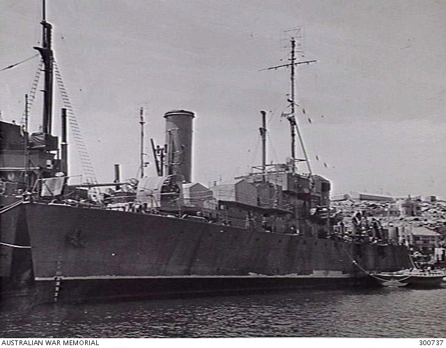 SYDNEY, NSW. PORT BOW VIEW OF THE FRIGATE HMAS HAWKESBURY ALONGSIDE THE ...