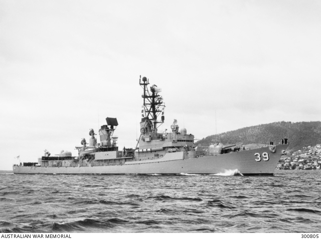 STARBOARD SIDE VIEW OF THE GUIDED MISSILE DESTROYER (DDG) HMAS HOBART ...