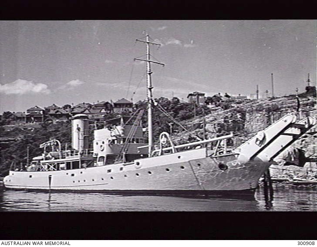 BALLS HEAD BAY, NSW. STARBOARD BOW VIEW OF THE BOOM DEFENCE VESSEL HMAS ...