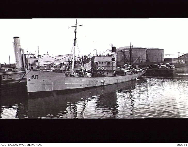 WILLIAMSTOWN, VIC. PORT BOW VIEW OF THE AUXILIARY MINESWEEPER HMAS ...