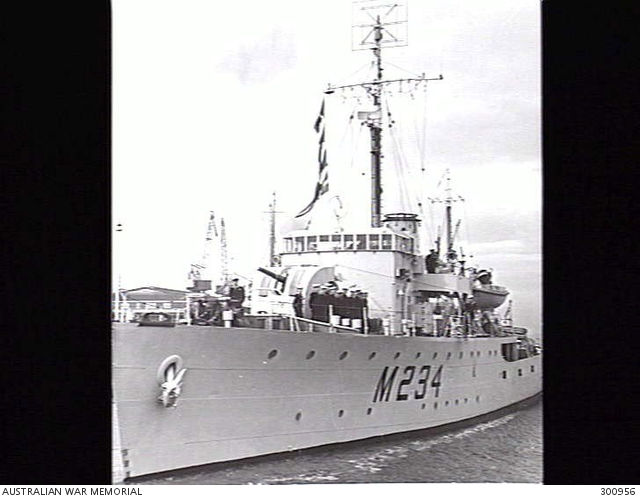 PORT MELBOURNE, VIC. C.1950. PORT BOW VIEW OF THE CORVETTE HMAS LATROBE ...
