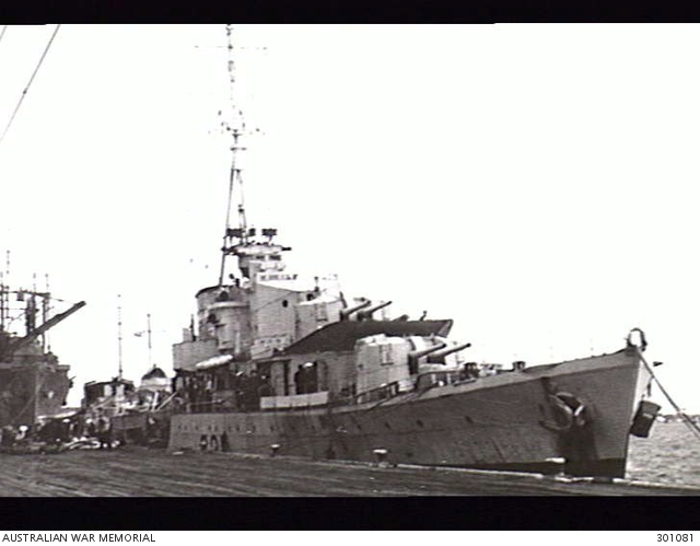 PORT MELBOURNE, VIC. 1945-03-09. STARBOARD BOW VIEW OF THE DESTROYER ...