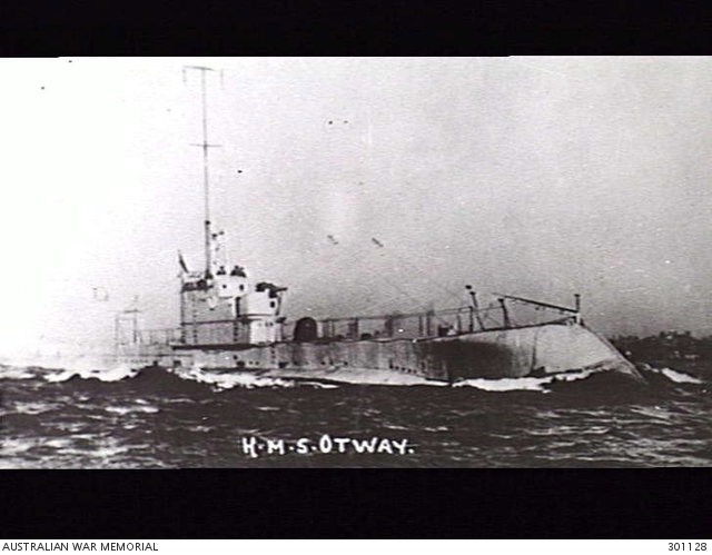 PORTSMOUTH, ENGLAND. C.1927. STARBOARD BOW VIEW OF THE SUBMARINE HMAS ...