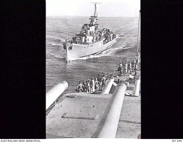HERVEY BAY, QLD. 1946-03. ELEVATED PORT BOW VIEW OF THE DESTROYER HMAS ...