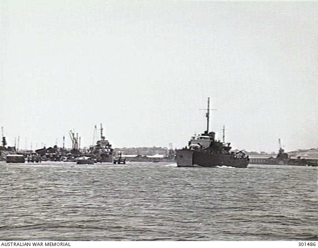 FREMANTLE, WA. 1943-01-21. PORT BOW VIEW OF THE CORVETTE HMAS TAMWORTH ...