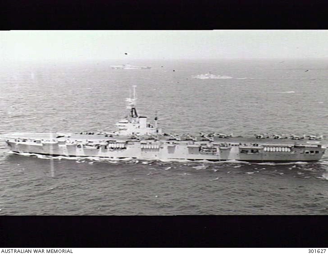 1953-09. PORT SIDE VIEW OF THE AIRCRAFT CARRIER HMAS VENGEANCE. THE ...