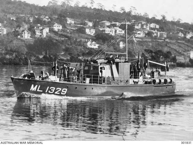 LAUNCESTON, TAS. C.1944-06. PORT BOW VIEW OF HMA HARBOUR DEFENCE MOTOR ...