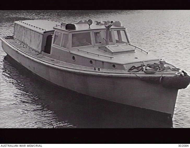 MELBOURNE, VIC. C.1954. ELEVATED STARBOARD BOW VIEW OF THE RAN WORKBOAT ...