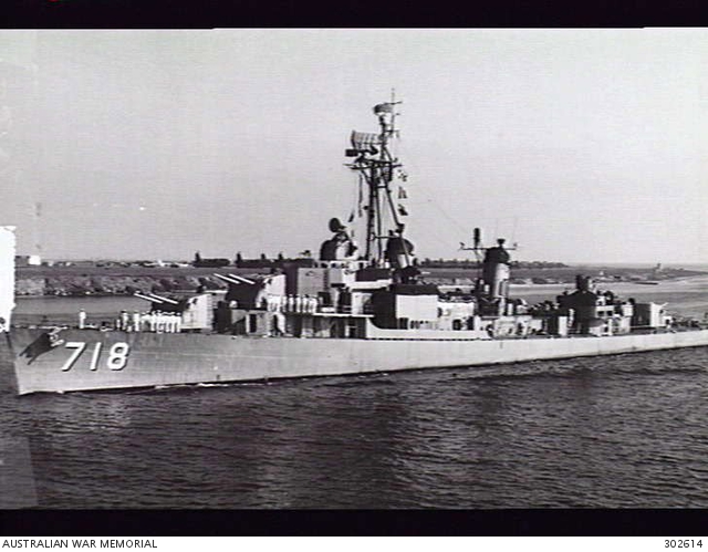 PORT BOW VIEW OF THE DESTROYER USS HAMNER (DD-718). HER ARMAMENT AND ...