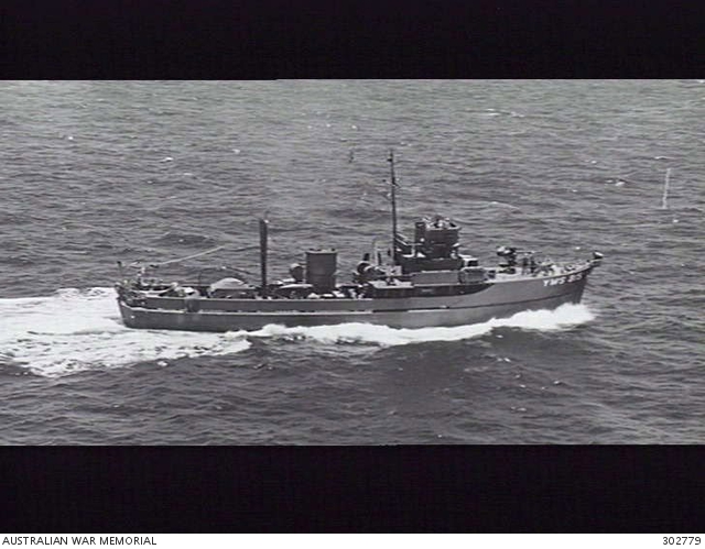 1943-12-05. AERIAL STARBOARD SIDE VIEW OF THE US MINESWEEPER YMS 315 ...