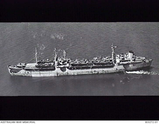 1943-10-22. AERIAL PORT BOW VIEW OF THE AMERICAN TANKER ESSO MANHATTAN ...