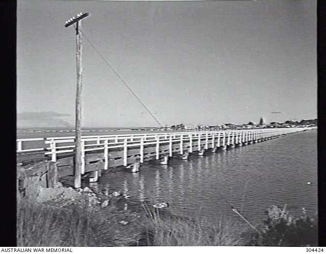 SWAN ISLAND, QUEENSCLIFF, VIC. 1950-03-08. THE CAUSEWAY CONNECTING THE ...