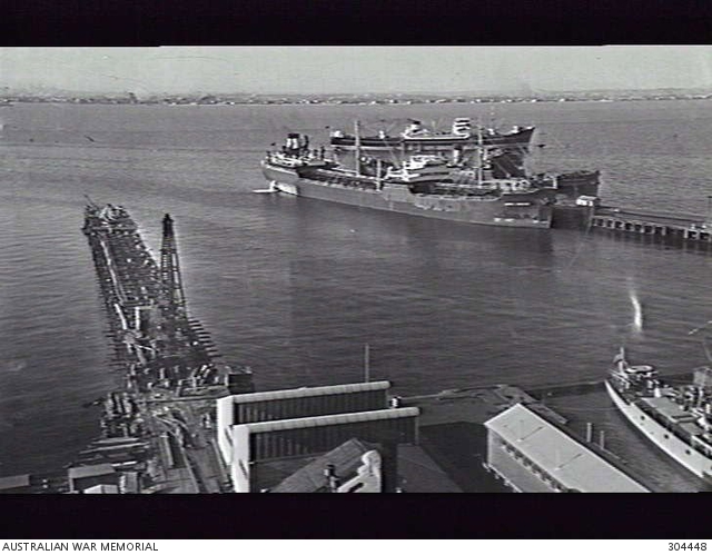 WILLIAMSTOWN, VIC. 1947-08-18. DOCKYARD PIER UNDER REPAIR AT THE NAVAL ...