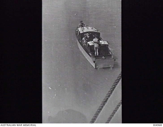 DARWIN, NT. C. 1942. A NAVAL PINNACE ON THE HARBOUR. (NAVAL HISTORICAL ...
