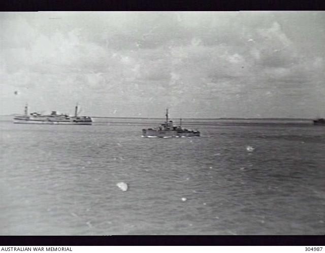DARWIN, NT. 1942-02. THE CORVETTE HMAS WARRNAMBOOL (J202) STEAMS PAST ...