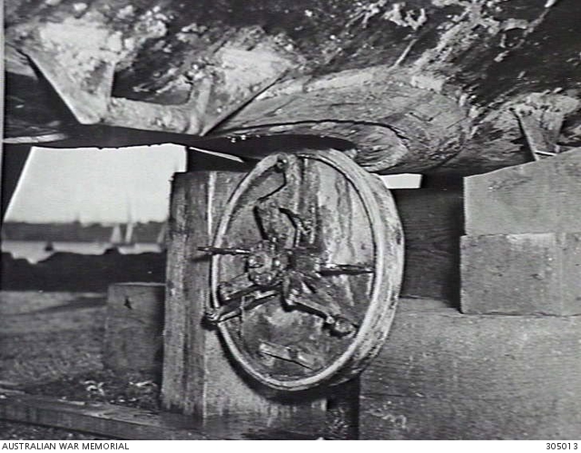 SYDNEY, NSW. 1942-06-10. ACCESS HATCH UNDERNEATH JAPANESE MIDGET ...