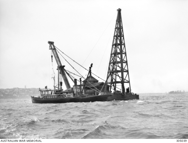 SYDNEY, NSW. 1942-06-10. THE FLOATING CRANE USED TO RAISE JAPANESE ...