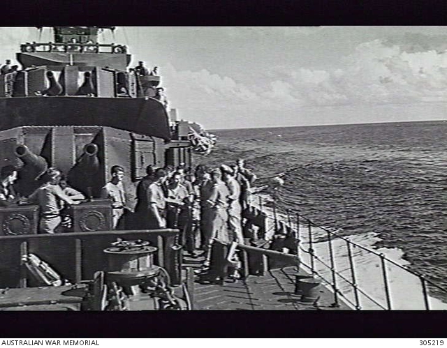 1944-09. GUN CREWS RECEIVING INSTRUCTIONS ON THE FORECASTLE OF THE ...