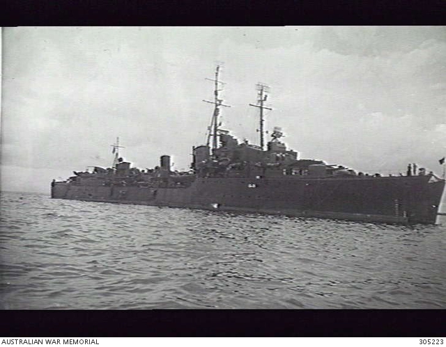 1944-09. STARBOARD BOW VIEW OF THE DESTROYER HMAS ARUNTA. MEMBERS OF ...