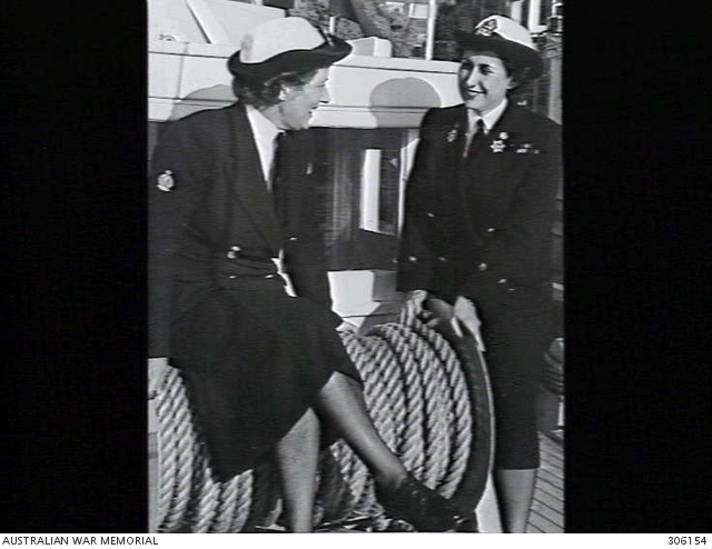 HMAS RUSHCUTTER, RUSHCUTTERS BAY, NSW. C.1955. TWO MEMBERS OF THE ...