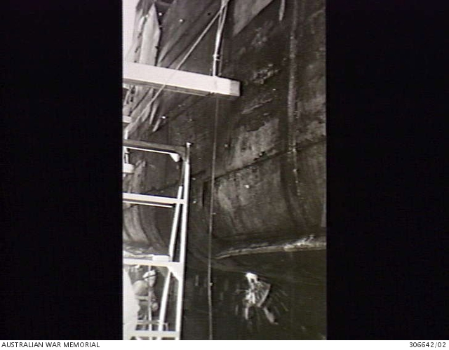 DARWIN, NT. 1942-01-25. THE CORVETTE HMAS KATOOMBA UNDER REPAIR IN THE ...
