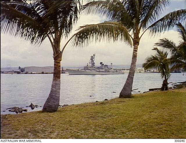 PORT SIDE VIEW OF THE GUIDED MISSILE DESTROYER (DDG) HMAS HOBART (II ...