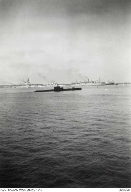 ALEXANDRIA, 1940-08. STARBOARD SIDE VIEW OF THE ROYAL NAVY SUBMARINE ...