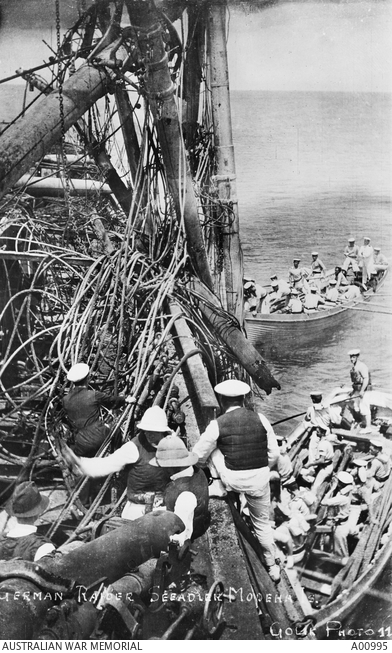 Men of HMAS Encounter arriving in boats and boarding the wrecked German ...