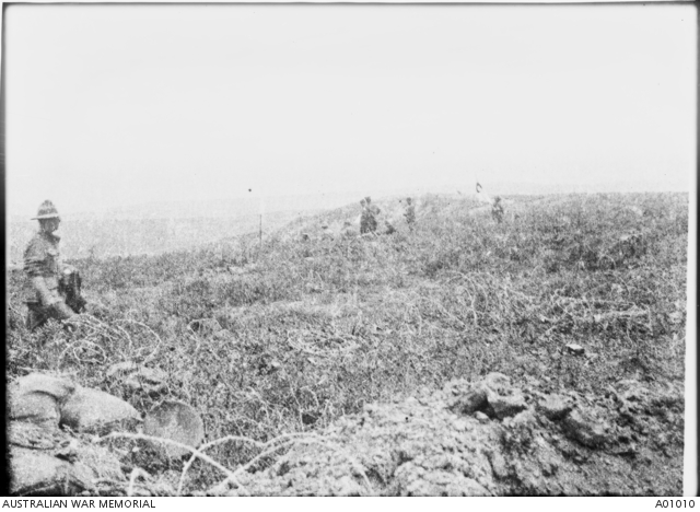 Australian burial parties burying Australian and Turkish dead during ...