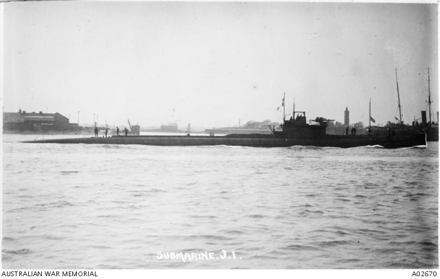 Men onboard the deck of HMAS submarine JI. | Australian War Memorial