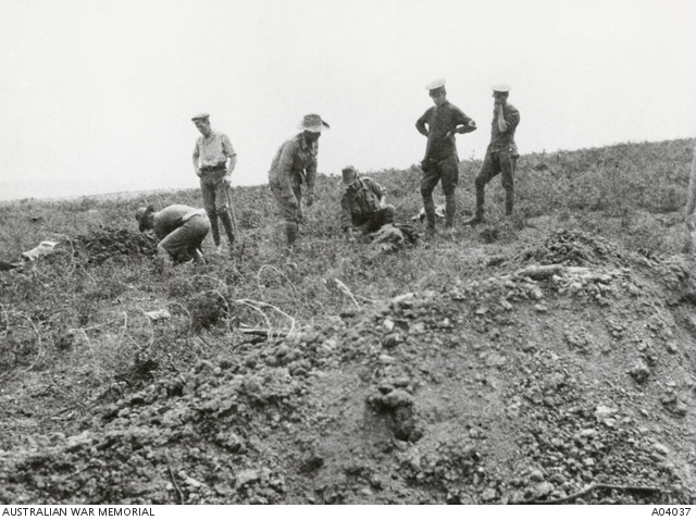 Australian burial parties burying Australian and Turkish dead at either ...