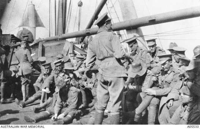Lieutenant Harold Thomas Watkins, 13th Battalion, AIF, briefing his ...