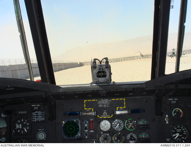 Australian Army Chinook A15-202 on the ground in Tarin Kot Forward ...