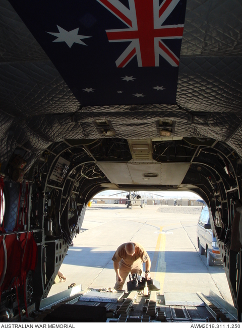 Aircrewman Technician Sgt Lee Maloney prepares Australian Army Chinook ...