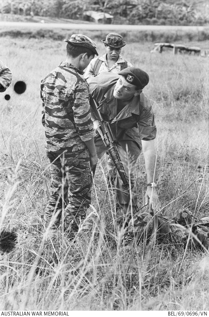 PLEIKU, SOUTH VIETNAM. 1969-10. "THIS IS HOW YOU DO IT." WARRANT ...