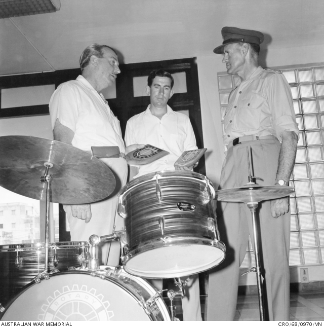 Lieutenant Colonel Graham Thompson of Point Piper, NSW (right ...