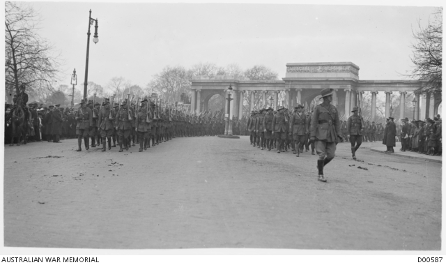 Australian Infantry marching in double column at Hyde Park Corner ...