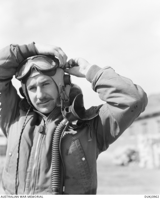 Portrait O22133 Pilot Officer William Maxwell Garroway, of 77 Squadron ...