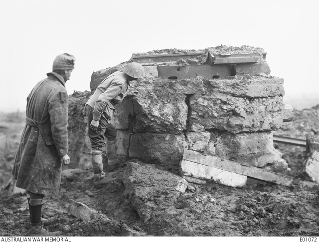 Two unidentified Australian soldiers examining a German machine gun ...