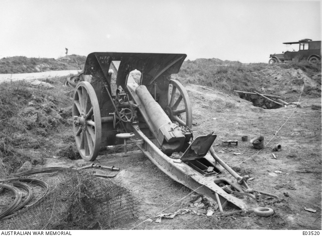 An abandoned German 10.5cm light field howitzer (10.5 cm lichte ...