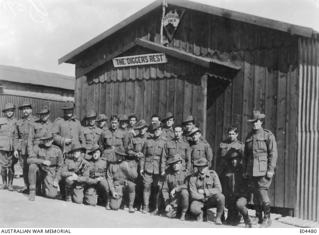 An outdoors group portrait of unidentified Australians soldiers ...