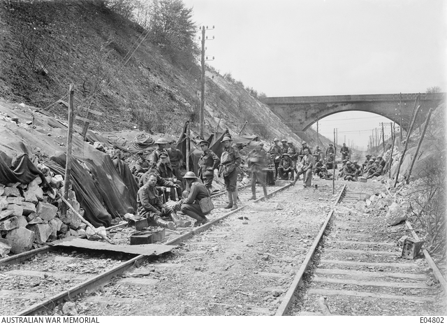 Unidentified officers and soldiers of the 13th Australian Infantry ...