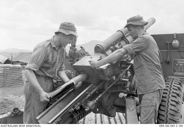 South Vietnam. 1968-09-03. Gunner Murray Hall of Albany, WA (left ...
